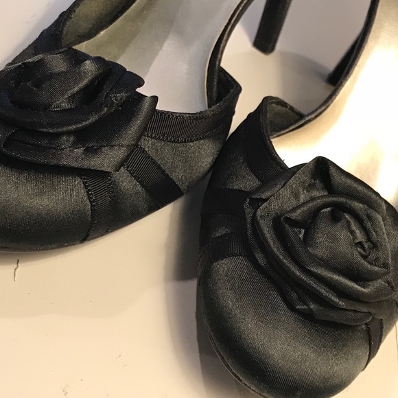 FIONI Clothing | Shoes | Very Pretty Fioni Black Satin Pumps With Rose ...
